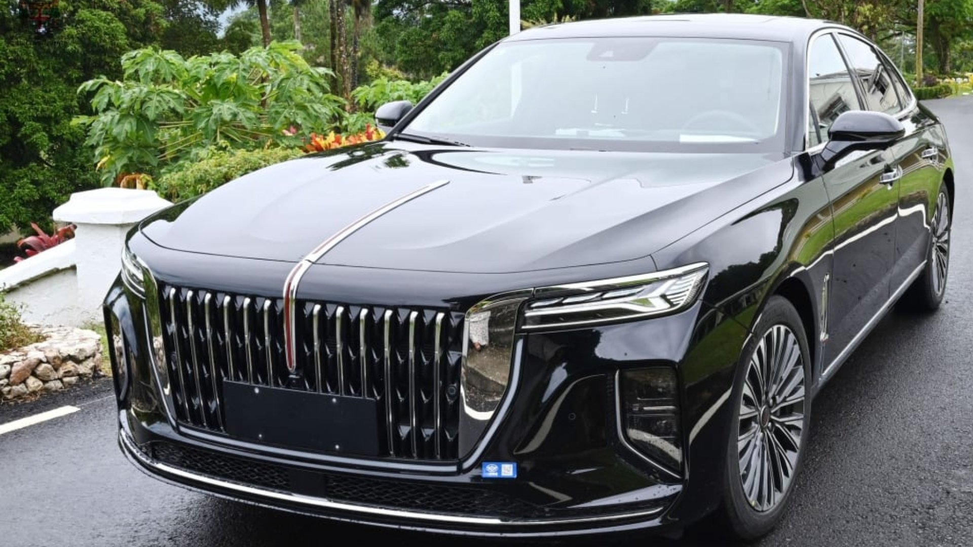 China Gifts Luxury Hongqi Limousine to Fiji President