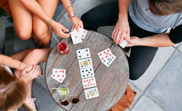 7 mental health benefits of playing card games