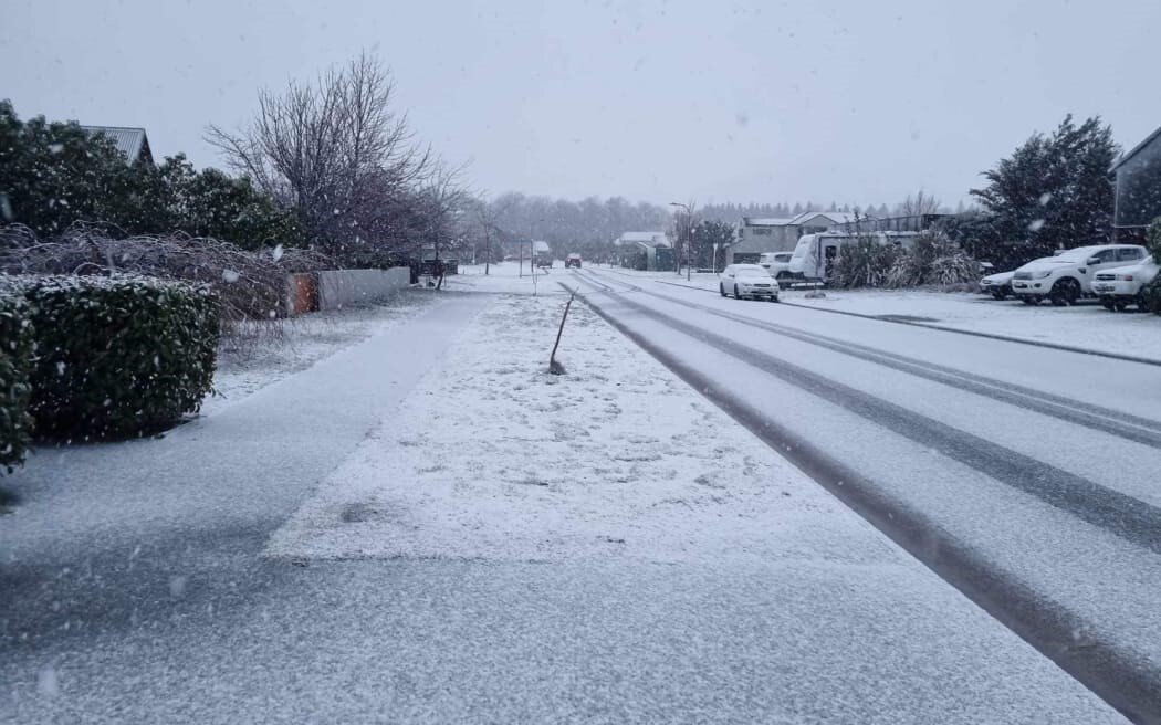 Snow closes roads, wind restricts Auckland Harbour Bridge